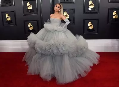 Vestido gris de los Grammy de Ariana Grande