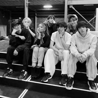 Ariana Grande con BTS en el ensayo de los Grammy