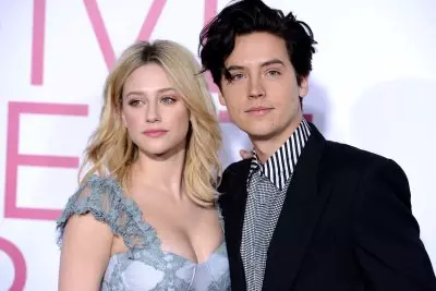 Lili Reinhart berättar om Cole Sprouse-uppbrottet, bekräftar 