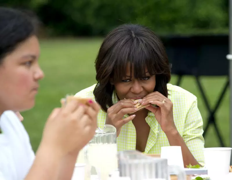 Mişel Obama pizza yeyir