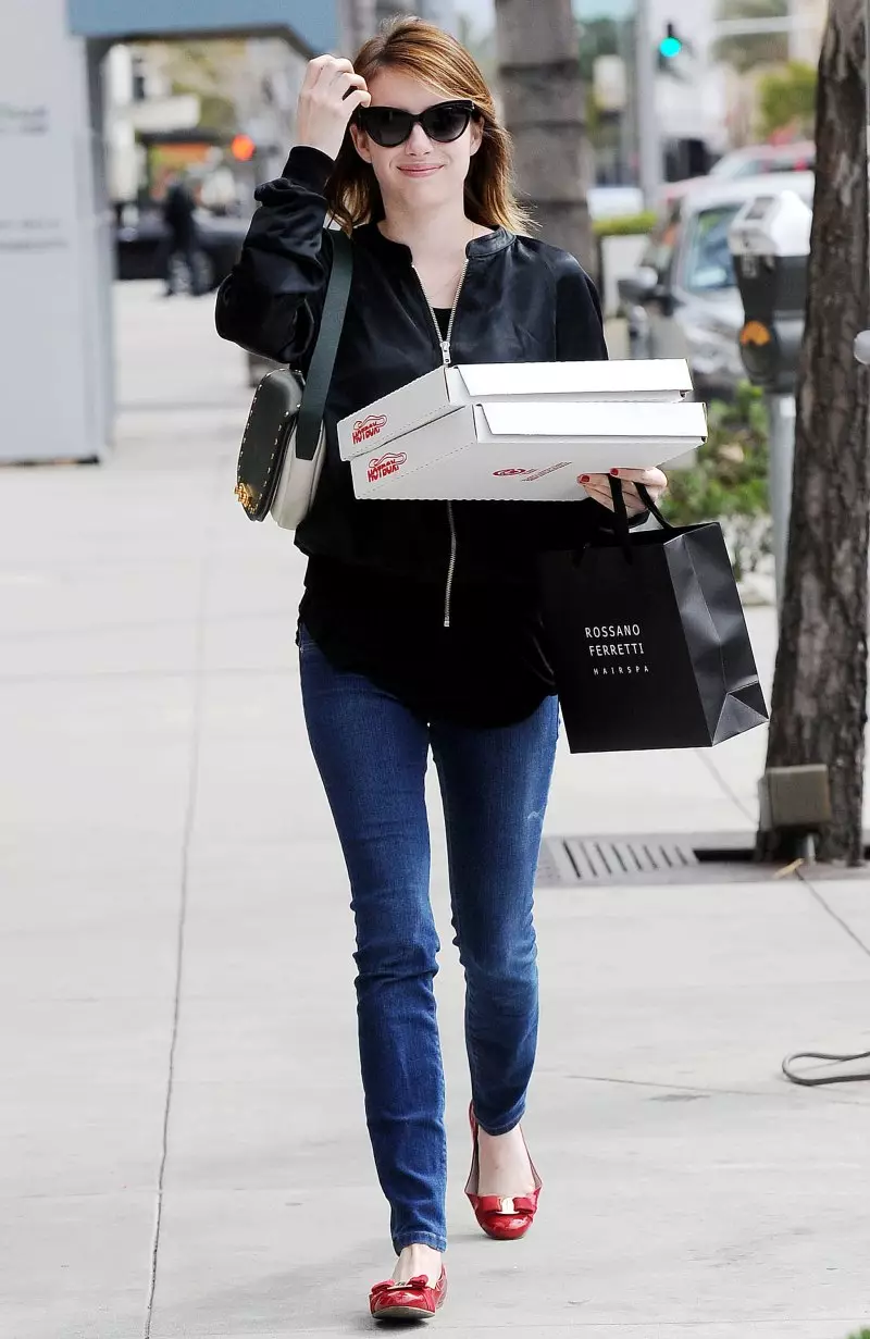 Emma Roberts mặc quần jean và đội đầu với hộp bánh pizza