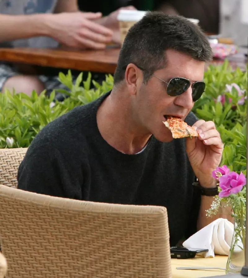 Simon Cowell að borða pizzu