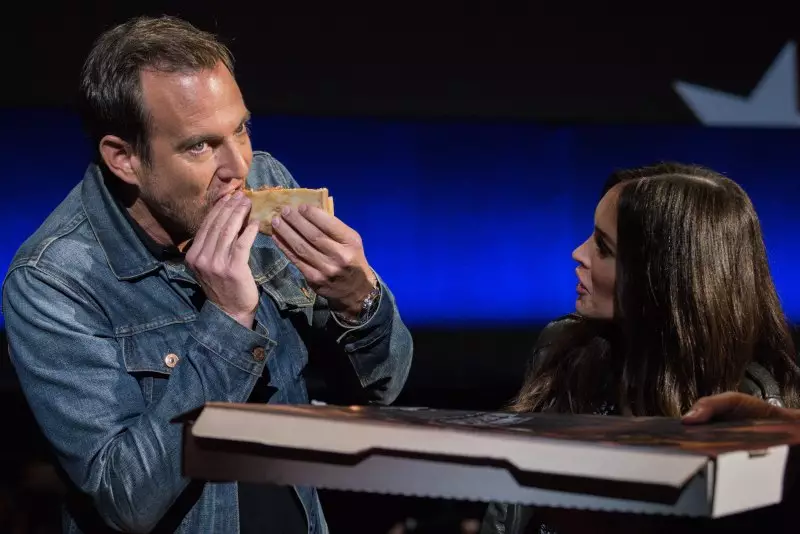 Will Arnett með Megan Fox að borða pizzu