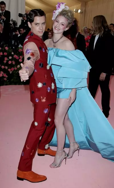 Cole Sprouse i rød drakt med lapper Lili Reinhart i blå kjole og stor oppgradering på Met Gala 2019