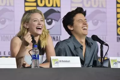 Cole Sprouse sareng Lili Reinhart Seuri dina 2019 Comic Con