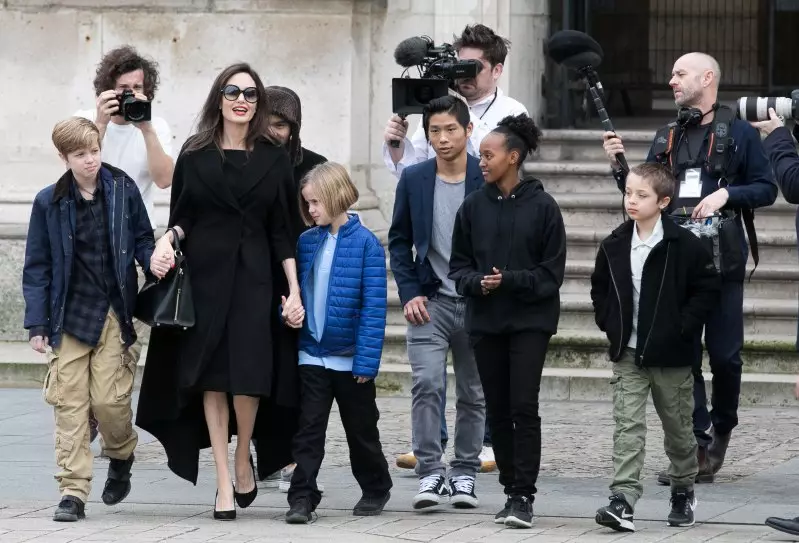 Angelina Jolie con nenos