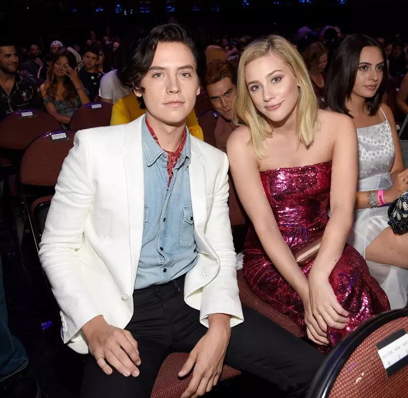 Cole Sprouse Lili Reinhart kacha mma IRL ọnụ tupu kewaa