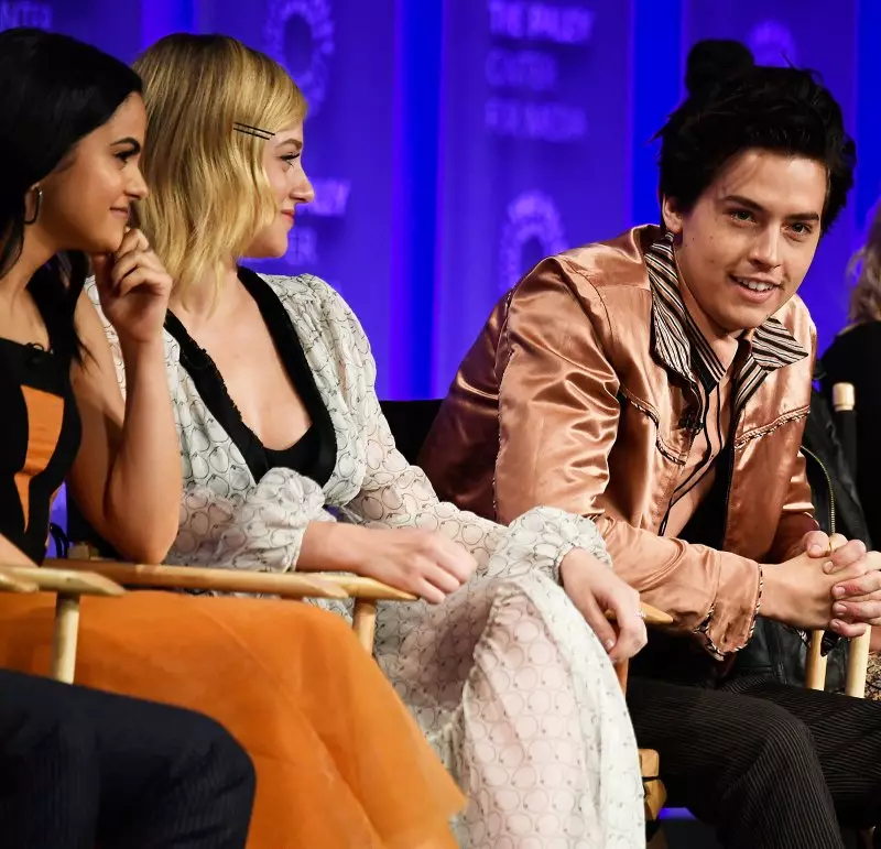 Cole Sprouse Lili Reinhart léifste IRL Momenter zesummen virun Spalt