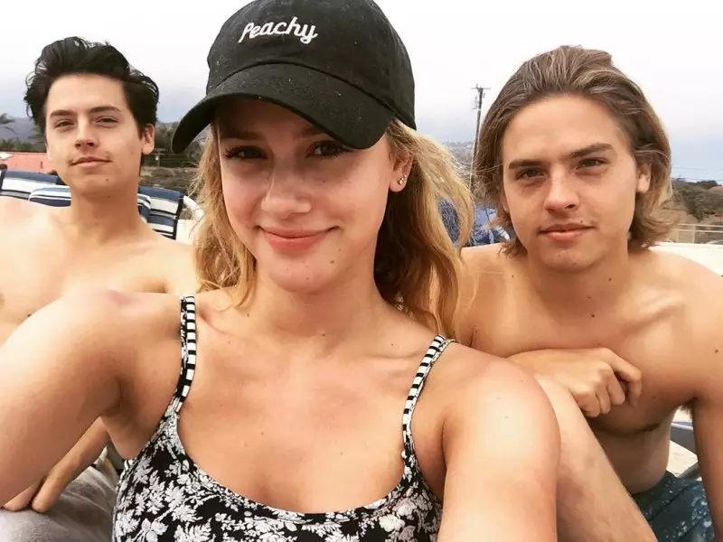 Cole Sprouse Lili Reinhart kacha mma IRL ọnụ tupu kewaa