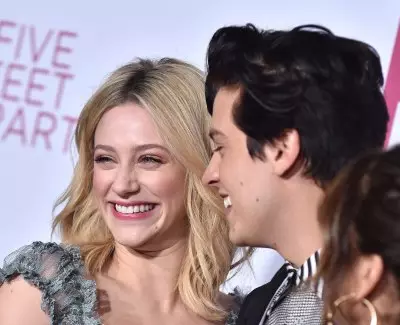 Lili Reinhart Mỉm cười với cole Sprouse