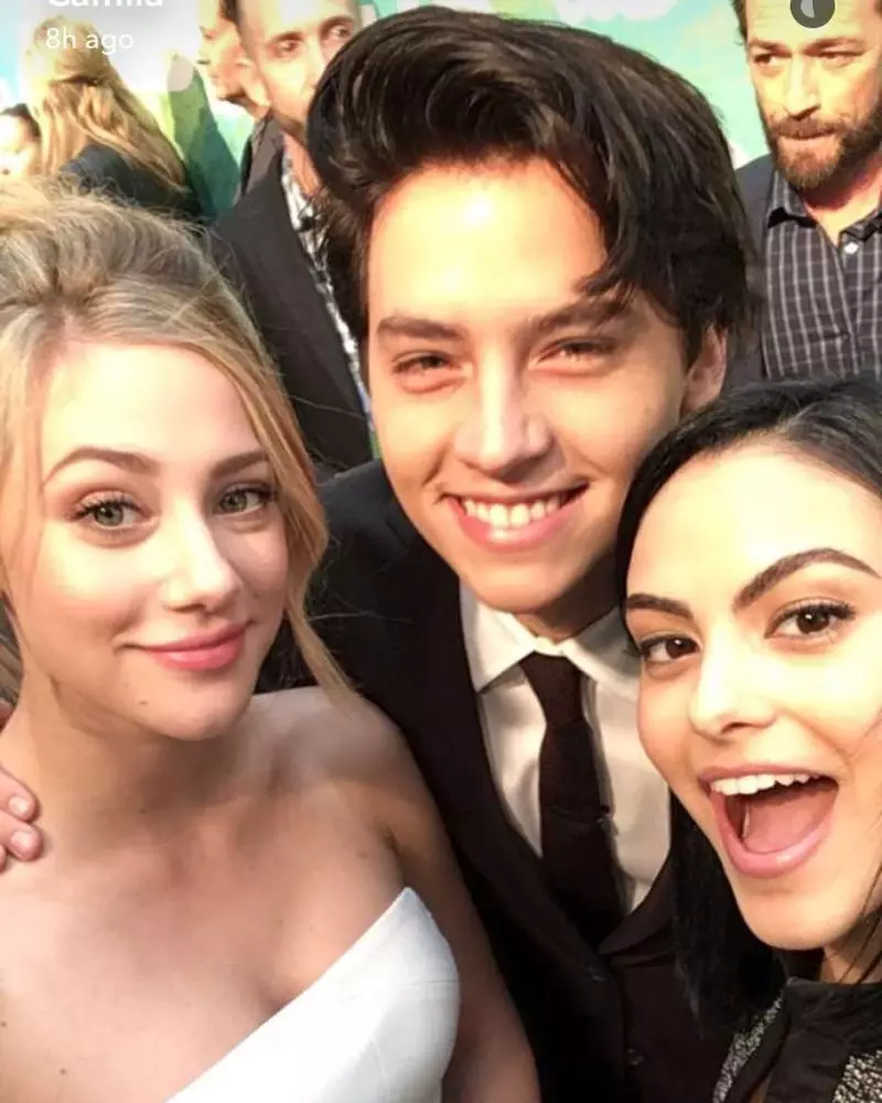 Cole Sprouse Lili Reinhart léifste IRL Momenter zesummen virun Spalt