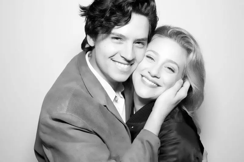 Cole Sprouse na Lili Reinhart na-achị ọchị na foto