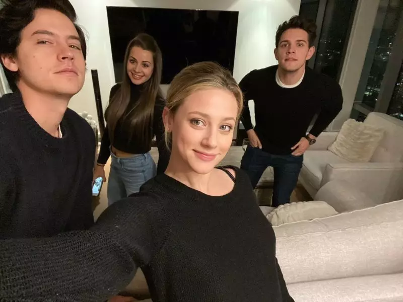 Lili Reinhart a Cole Sprouse hänken mat Riverdale Costars