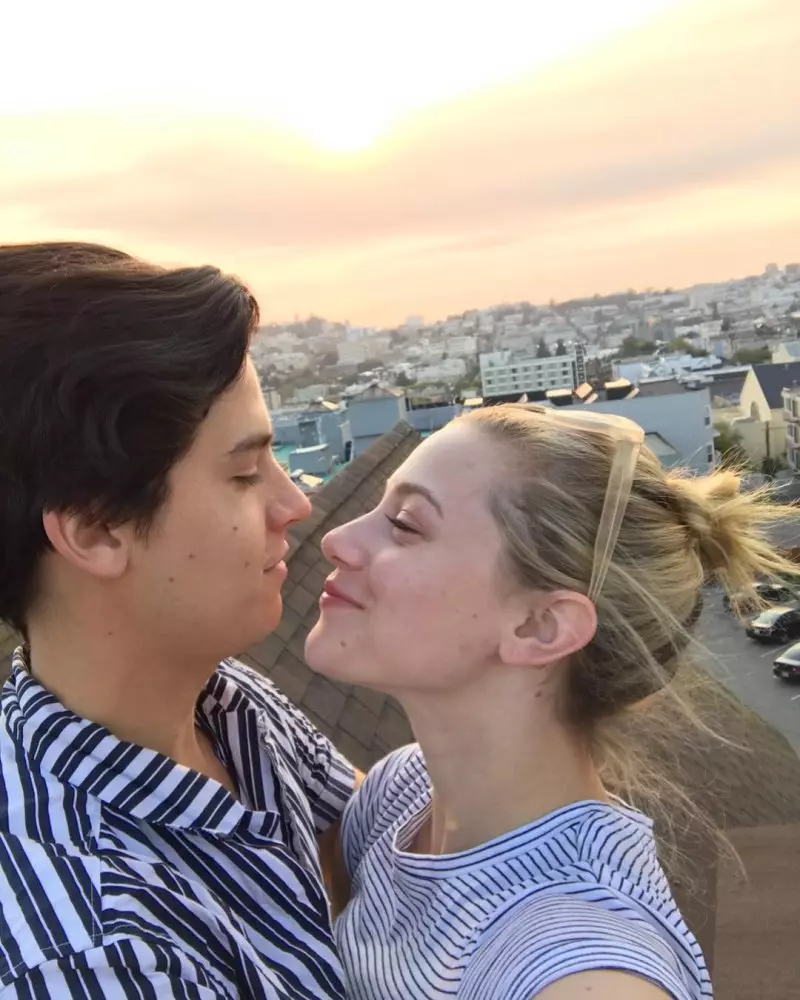 Cole Sprouse Lili Reinhart léifste IRL Momenter zesummen virun Spalt