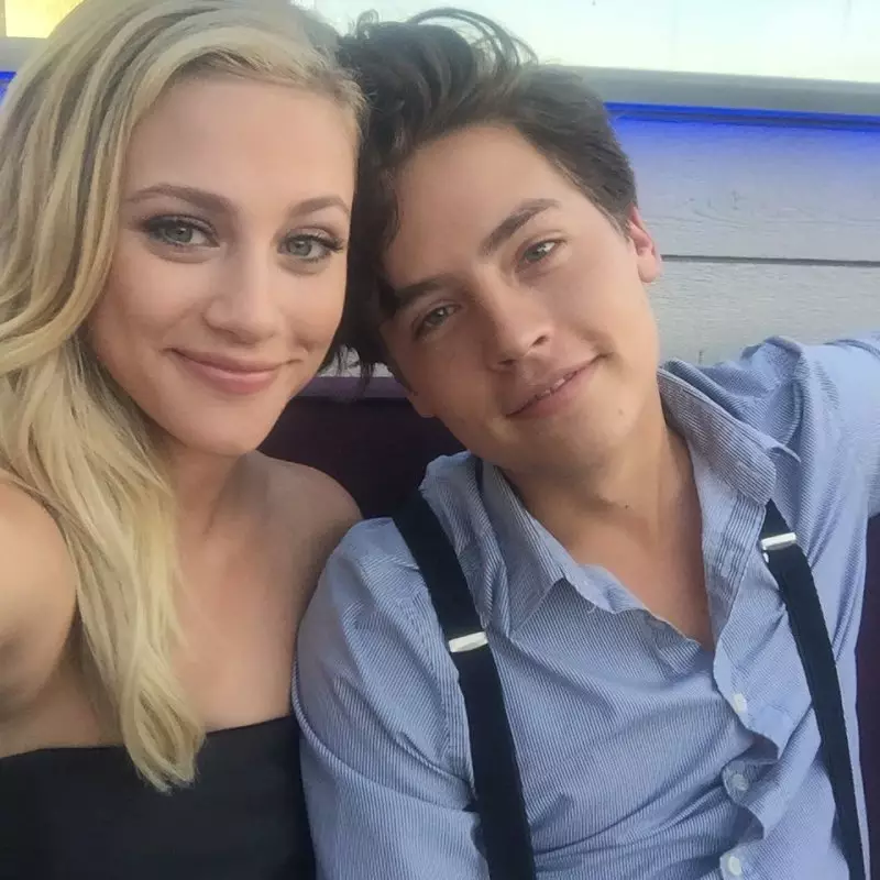 Cole Sprouse Lili Reinhart kacha mma IRL ọnụ tupu kewaa