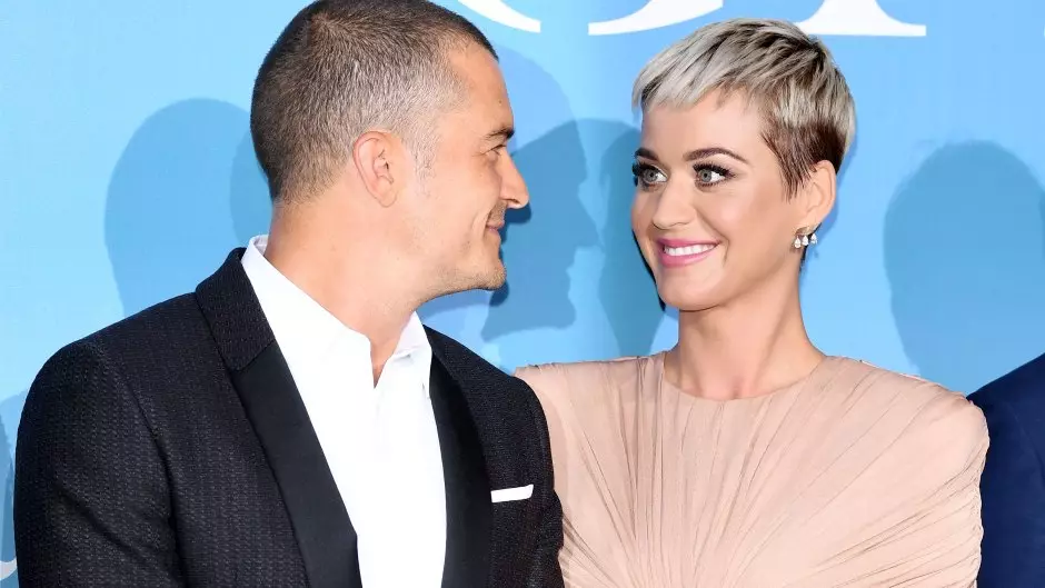 Katie Perry, Orlando Bloom, Uśmiechanie się do siebie, impreza na czerwonym dywanie