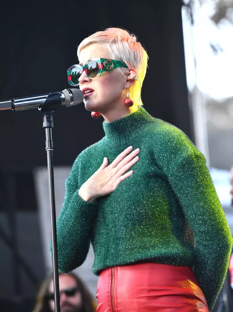 Katy Perry, Sweater Aħdar, Qliezet Ħomor, Kant fuq il-Palk