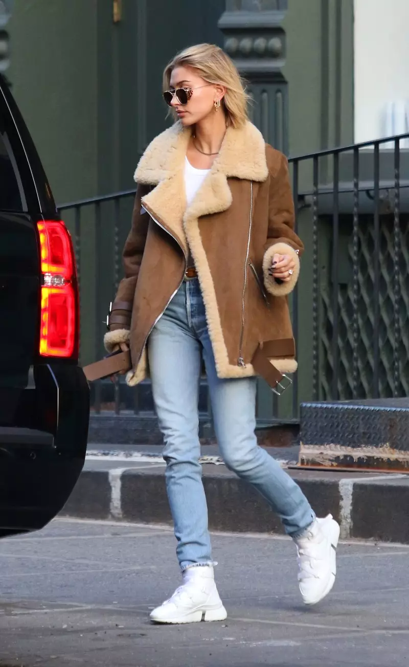 Hailey Baldwin, Rambut pondok, Leumpang NYC, Jeans, Jaket Coklat