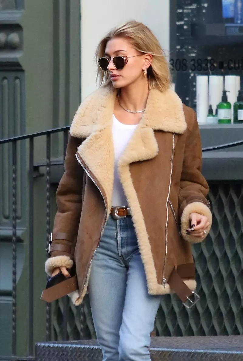 Hailey Baldwin, Rambut pondok, Leumpang NYC, Jeans, Jaket Coklat