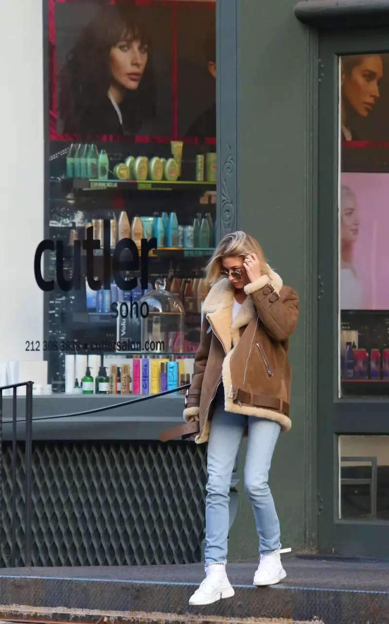 Hailey Baldwin, Rambut pondok, Leumpang NYC, Jeans, Jaket Coklat