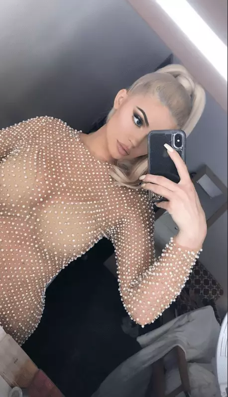 Kylie Jenner poserer i en nakendress