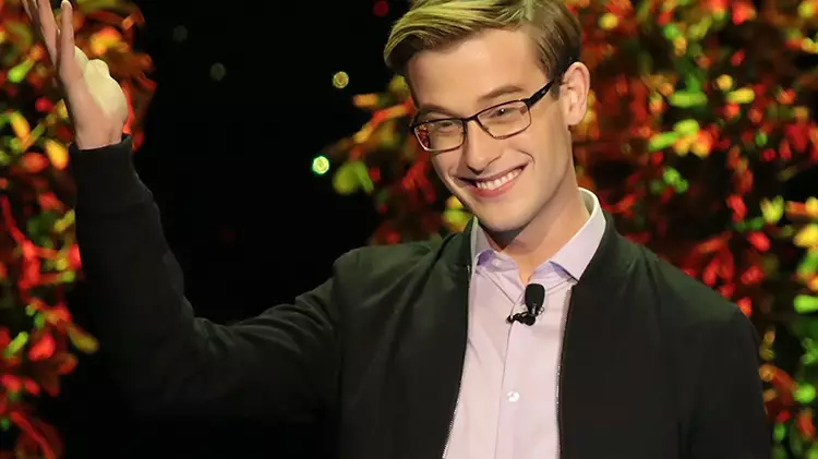 Hollywood ọkara Tyler Henry na-agụ