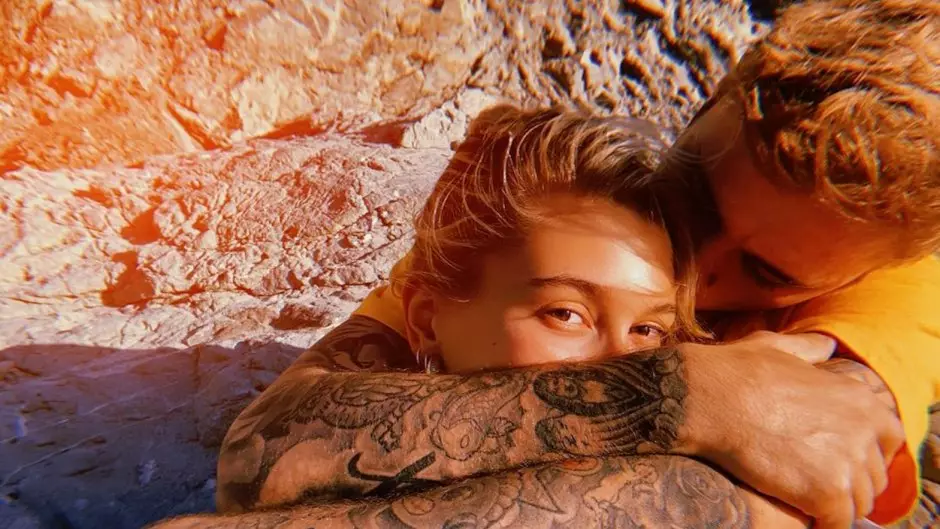 Hailey Baldwin Justin Bieber maalinta xeebta ee selfie