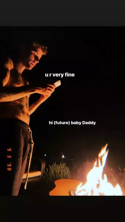 Hailey Baldwin ug walay kamiseta nga si Justin Bieber bon fire