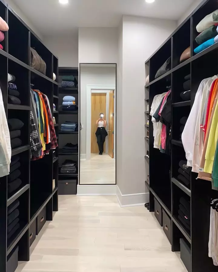 Dentro do armario súper organizado de Pete Davidson: fotos