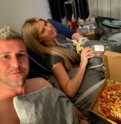 Ant und Christina Anstead beim Abendessen im Bett