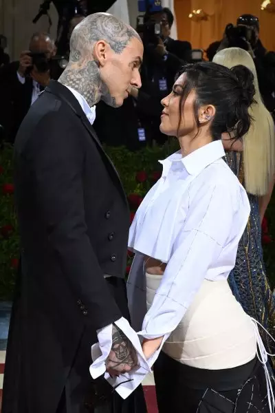 Kris Jenner sagt, sie sei zur Verschwiegenheit über die Hochzeitsdetails von Kourtney Kardashian und Travis Barker verpflichtet