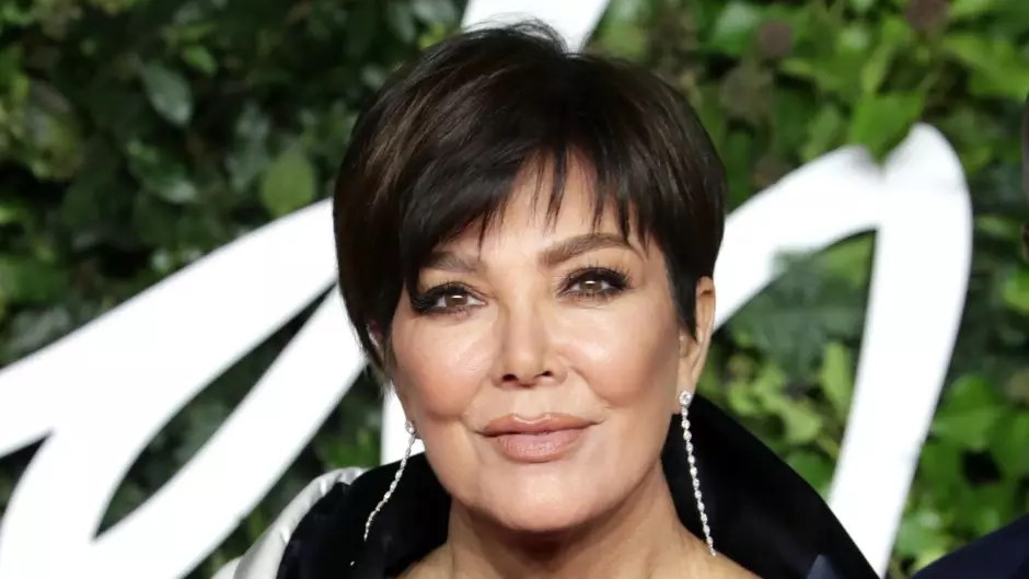 Kris Jenner chere ihu azụ azụ azụ mgbe ọ kparịrị onye ọkwọ ụgbọ ala ya na 'The Kardashians'