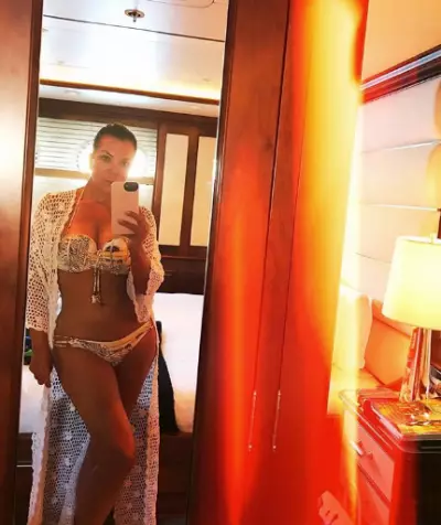 Momen Bikini lan Swimsuit Paling Apik Kris Jenner Sajrone Taun: Deleng Foto!