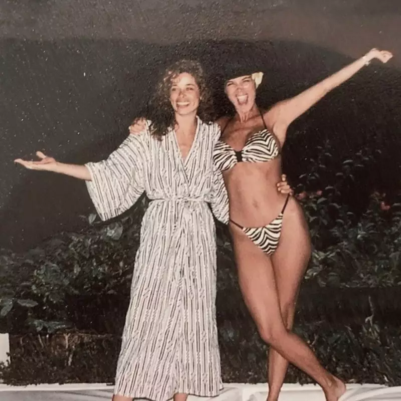 Momen Bikini lan Swimsuit Paling Apik Kris Jenner Sajrone Taun: Deleng Foto!