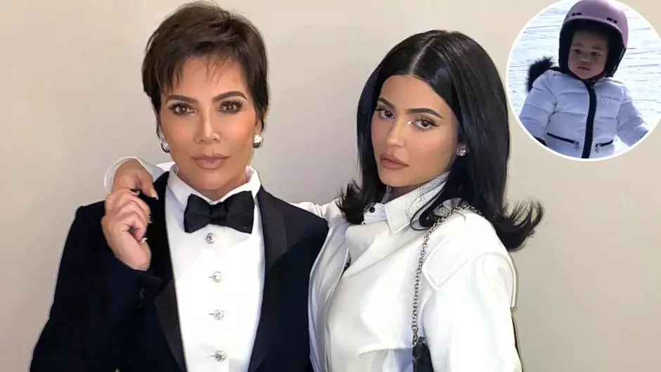 Kylie dan Kris Jenner Menonton Corey Gamble dan Stormi Mendaki Lereng Semasa Lawatan Aspen Tahun Baru