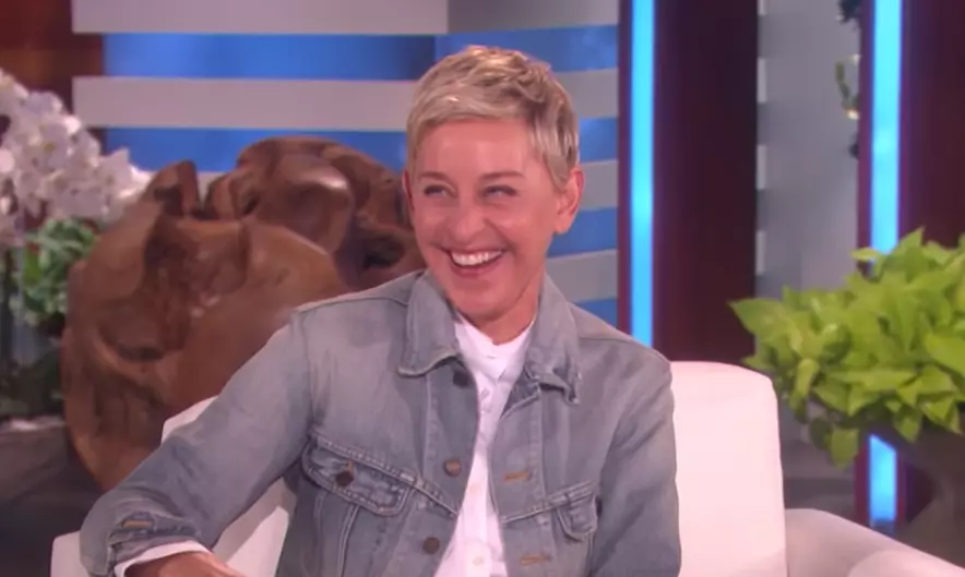 Ellen DeGeneres jinsi ko'ylagi va oq ko'ylak kiyib kulmoqda