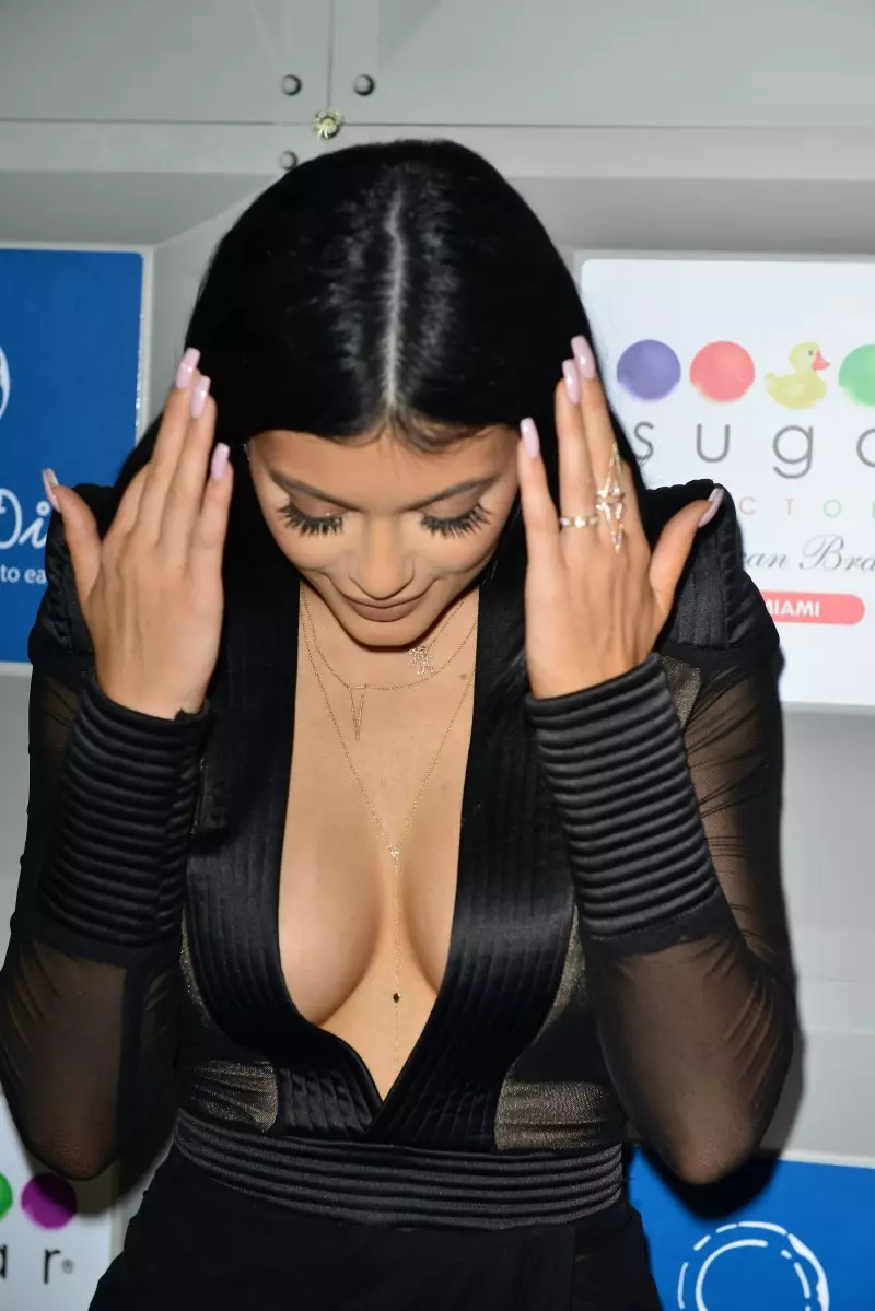 las tetas de kylie jenner