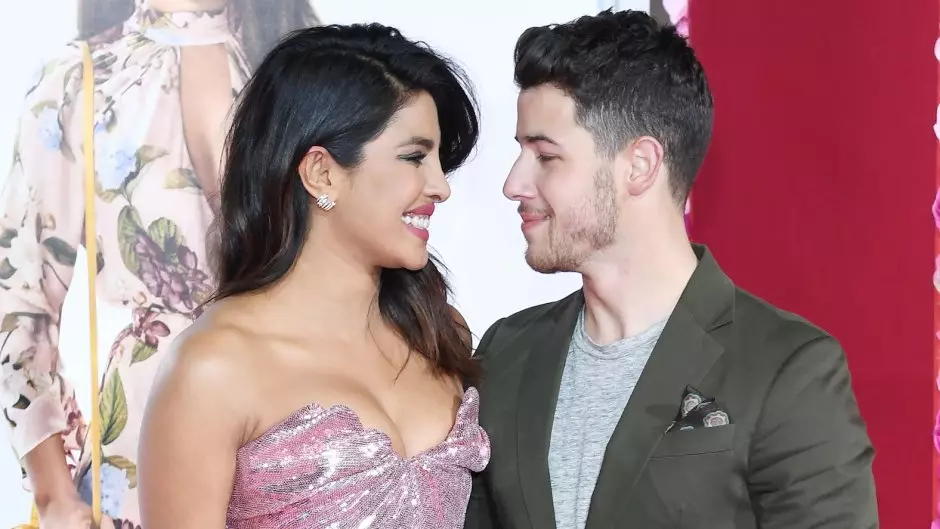 Nick Jonas sprudler om sin "Beautiful and Talented Wife" under premieren på "Isn't It Romantic"