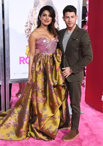 Nick Jonas Priyanka Chopra nem romantikus premier virágos vivienne westwood ruha