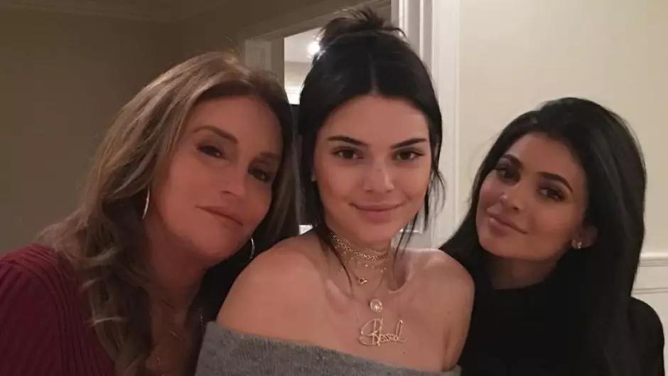 Caitlyn Jenner on päivällisellä Kylie Jenner Weeklyn kanssa