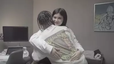 Travis Scott și Kylie Jenner îmbrățișându-se