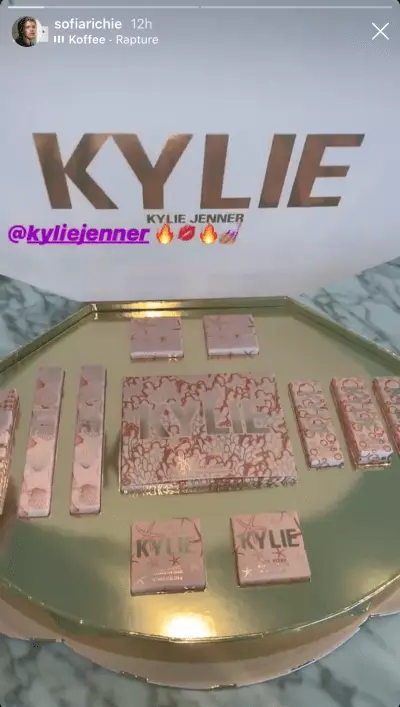 София Ричи демонстрира козметичен пакет Kylie