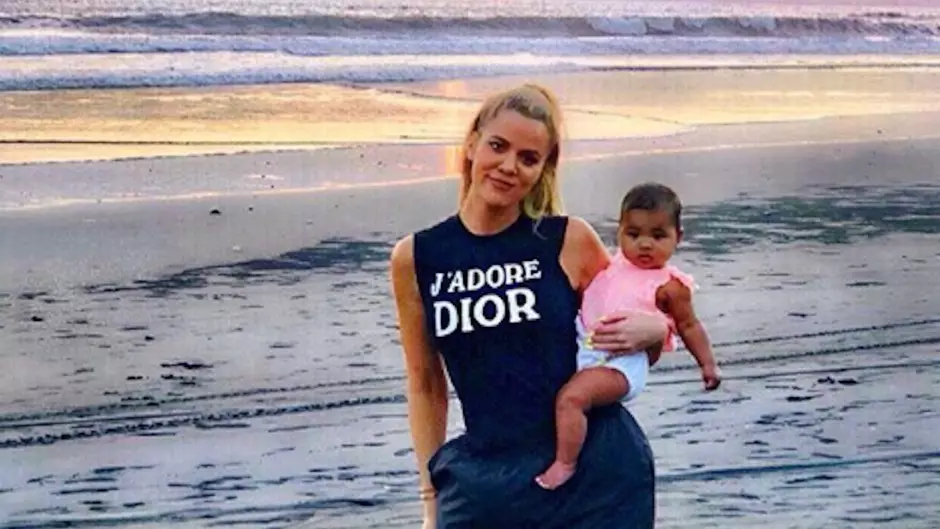 Khloe Kardashian na Bali s dítětem True Thompsonem, pozorující západ slunce