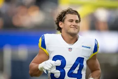 Hannah Ann Sluss 'saaxiibka Jake Funk: La kulan Ciyaaryahanka Rams