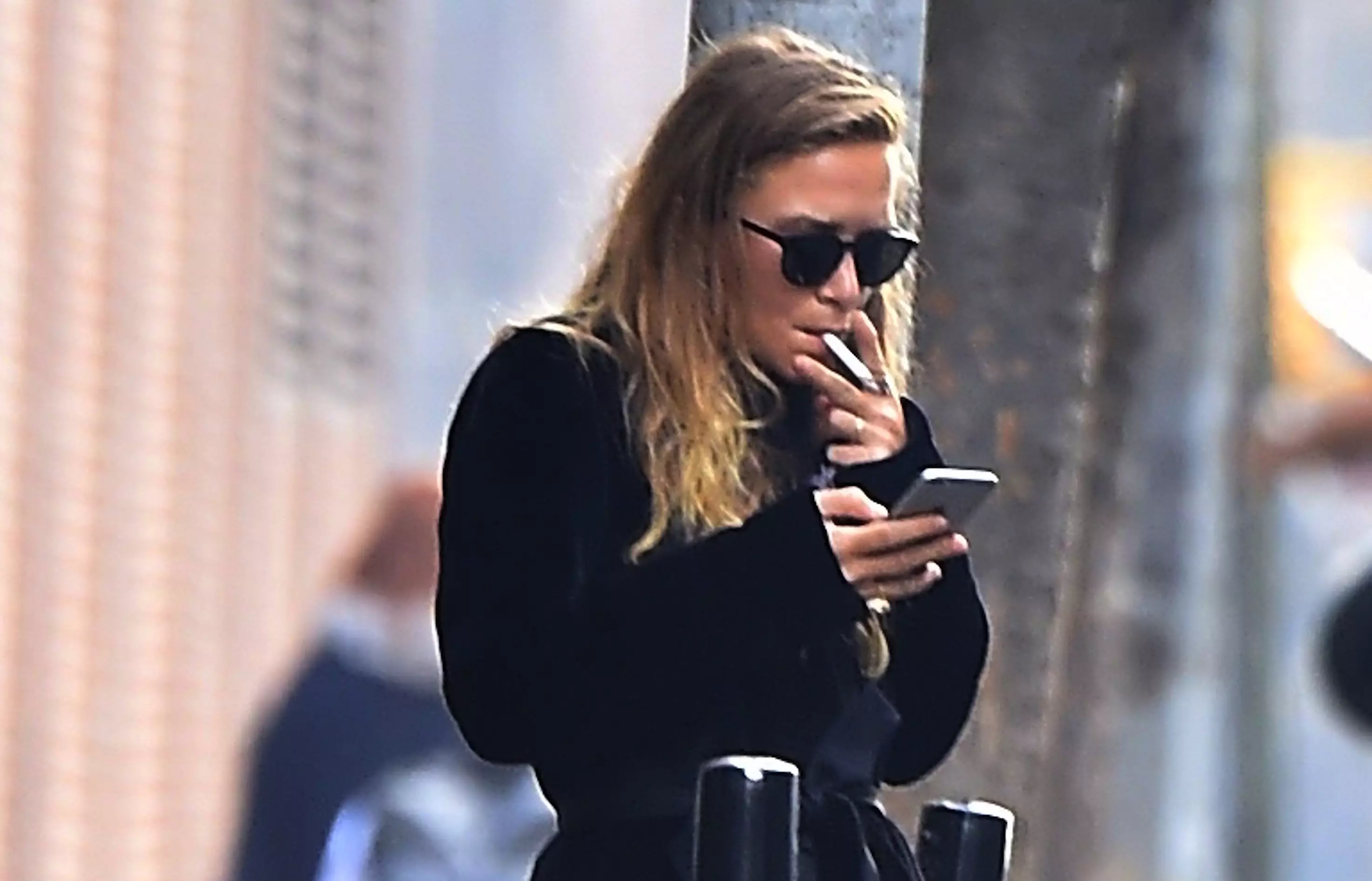 Meri Kate Olsen siqaret çəkir