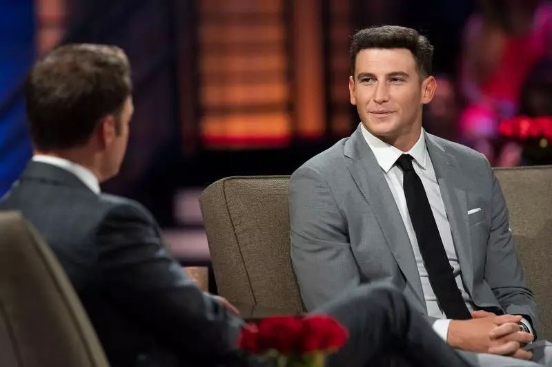 Blake Horstmann və Chris Harrison Bachelorette finalında