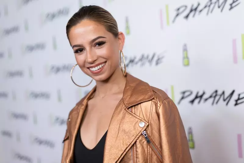 Kristina Schulman Hoer zréckgezunn a Gold Hoops