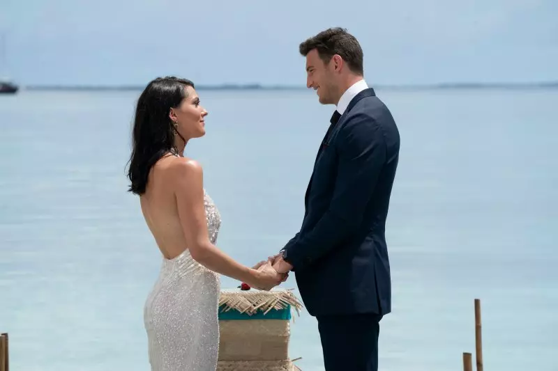 Blake agus Becca Kufrin ag briseadh suas ar an bachelorette