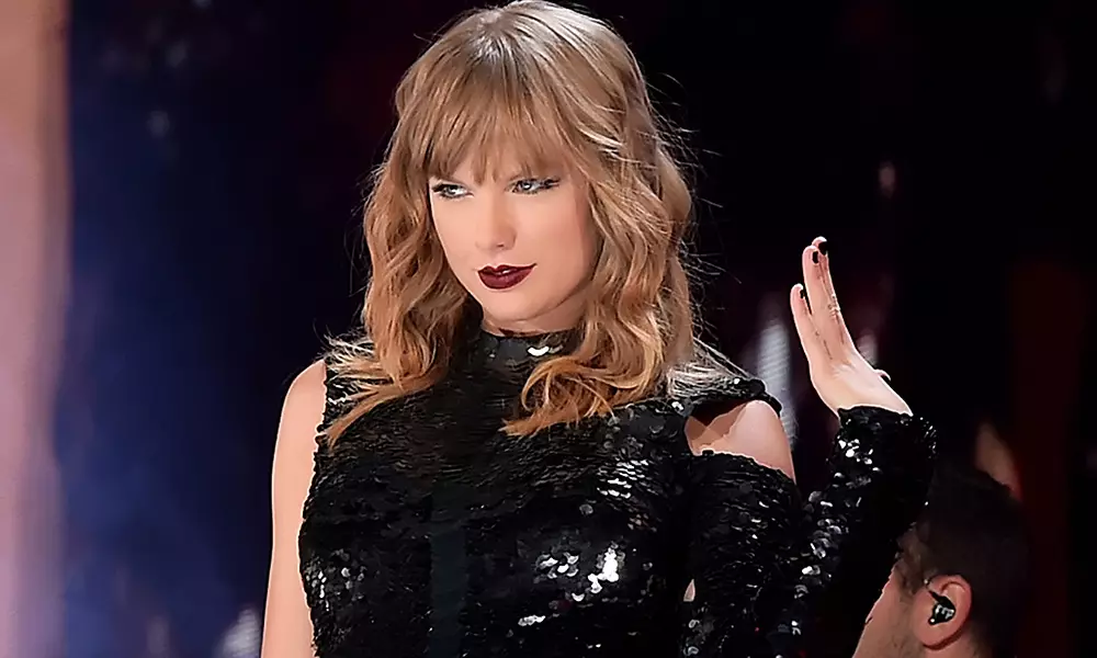 Fans ziehen Reporterin, die Taylor Swift sagte, sie brauche eine Dusche