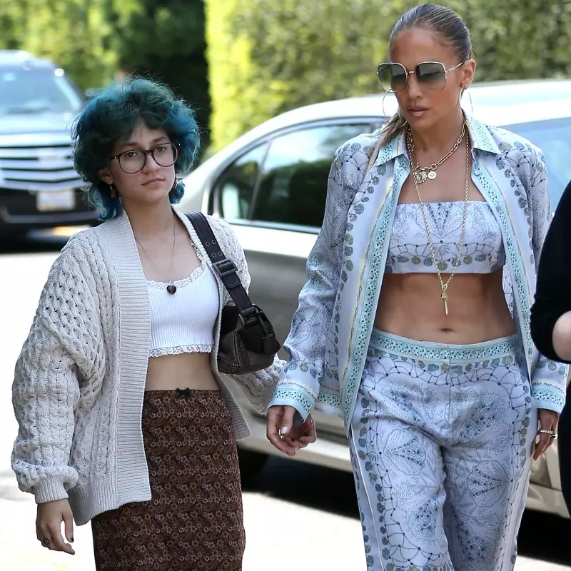 Jennifer Lopez sy ny zanany vavy Emme dia mifanandrify amin'ny pataloha jeans rovitra mandritra ny fiantsenana Krismasy